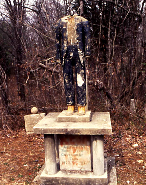 E.T. Wickham’s wacky roadside folk art in Palmyra, TN – KellyKazek.com