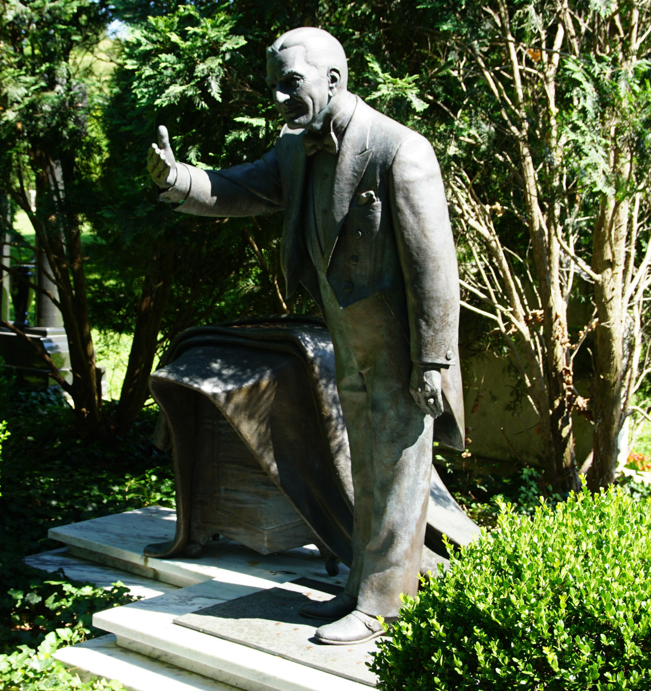Col. Sanders, Ali, the Kentucky Giant and other interesting graves in ...