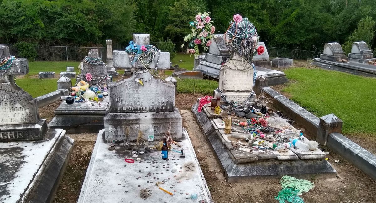 Graves of the gypsy queen and king: Road trip recap – KellyKazek.com