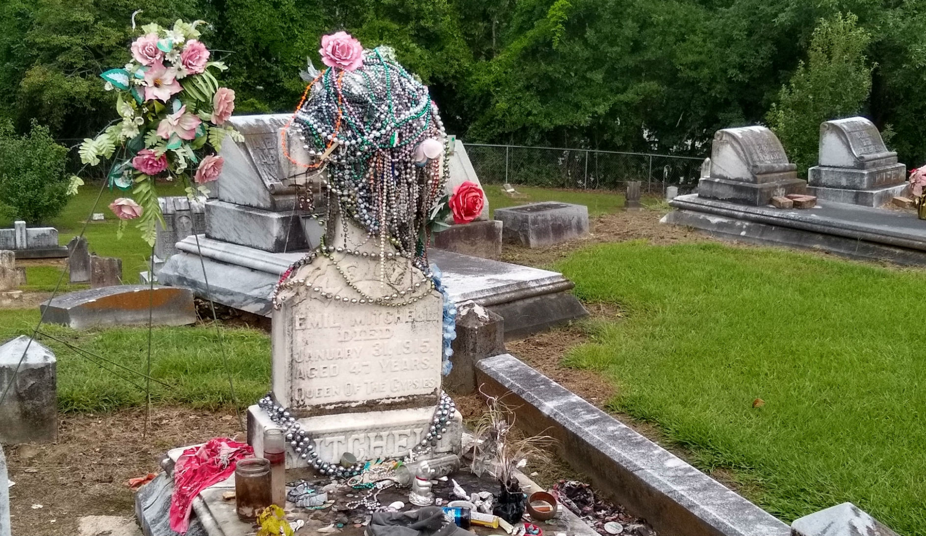 Graves of the gypsy queen and king: Road trip recap – KellyKazek.com