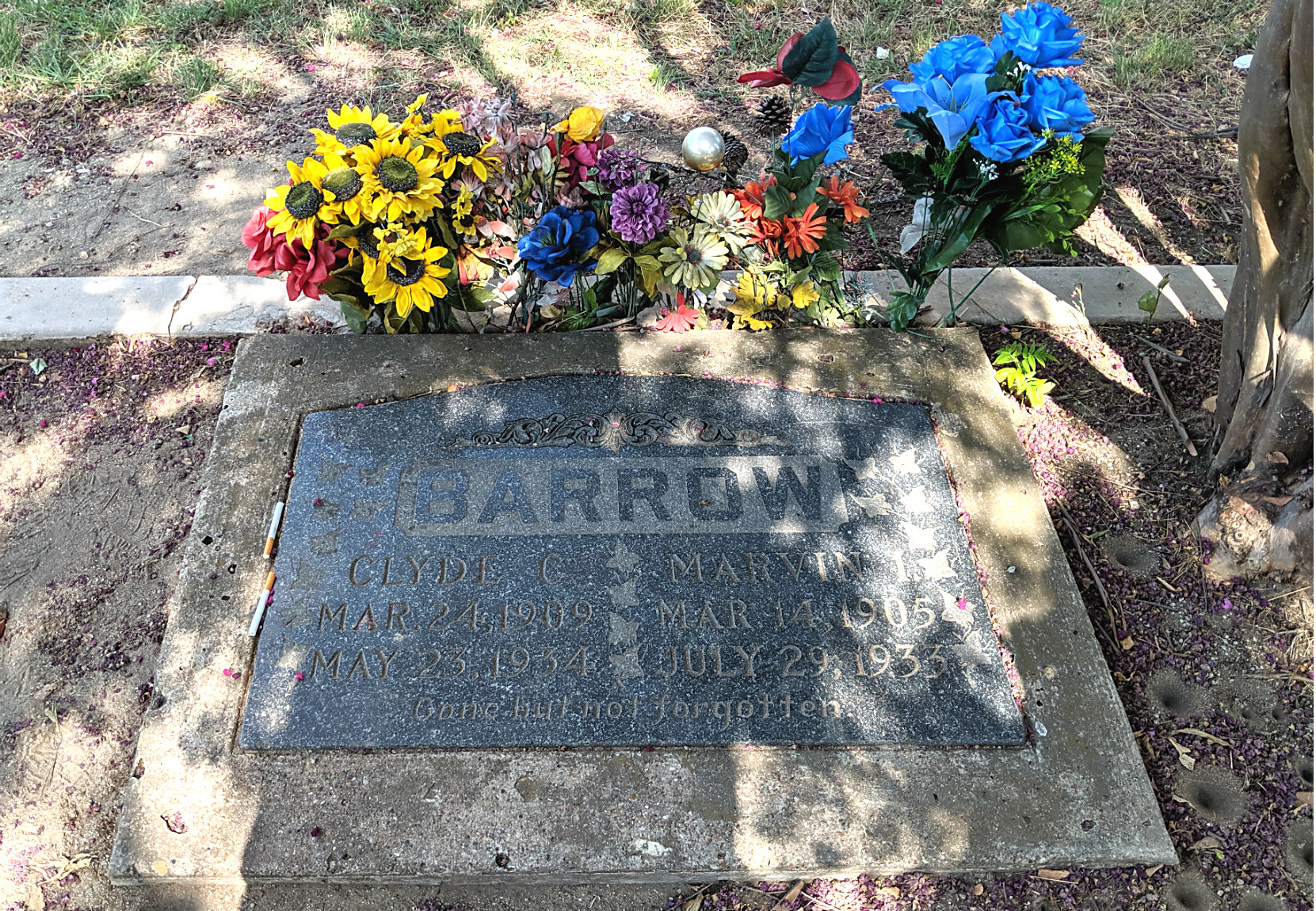 The graves of Bonnie and Clyde are nothing like you’d imagine ...
