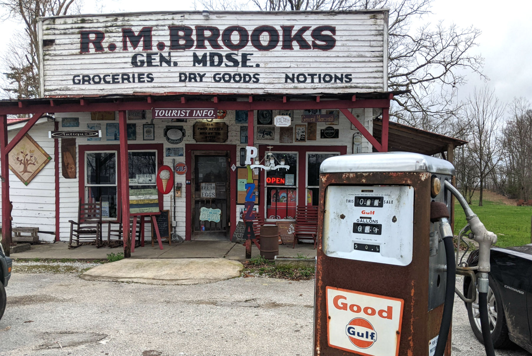 Take a photo tour of this picturesque general store in Tennessee ...